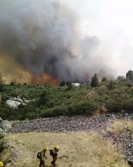 Brandweerlieden staan dit weekend in de buurt van de Yarnell Hill Fire in Arizona.