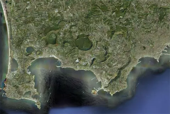 Kaldera Campi Flegrei leží západně od Neapole v jižní Itálii. (Neapol je obří město vpravo).
