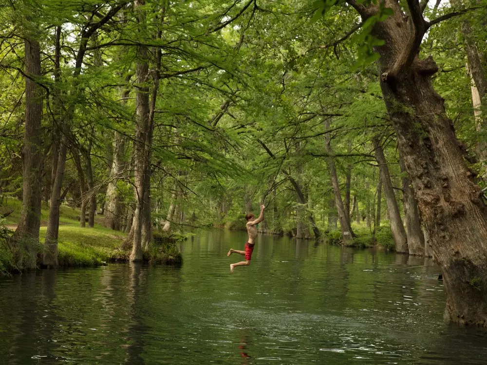 Ang Kahanga-hangang Sensasyon ng Swimming Hole