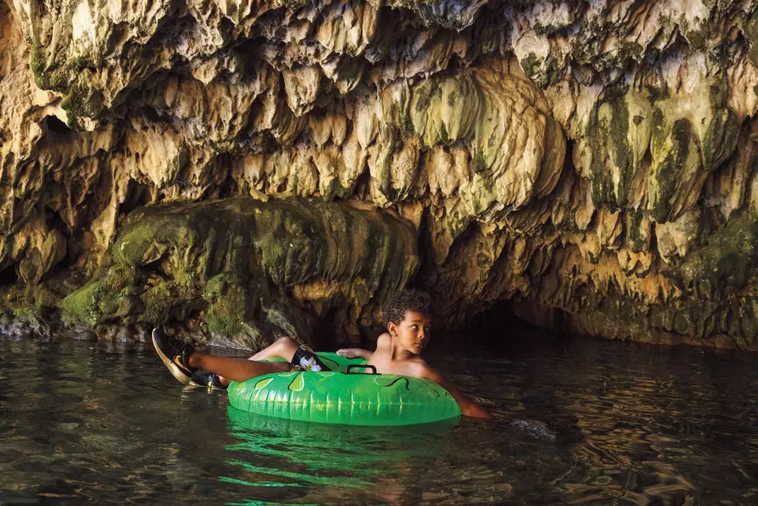 Nuoto nella grotta dei Ponti Naturali