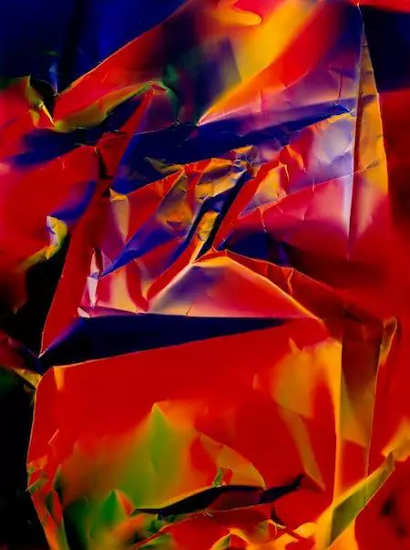 Ellen Carey's Dings and Shadows, 2012, रंगाचा स्पेक्ट्रम तयार करण्यासाठी Polaroid छायाचित्रांमध्ये फेरफार करते