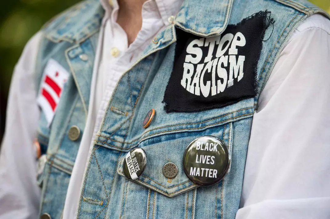 babaeng nakasuot ng Black Lives Matter na button