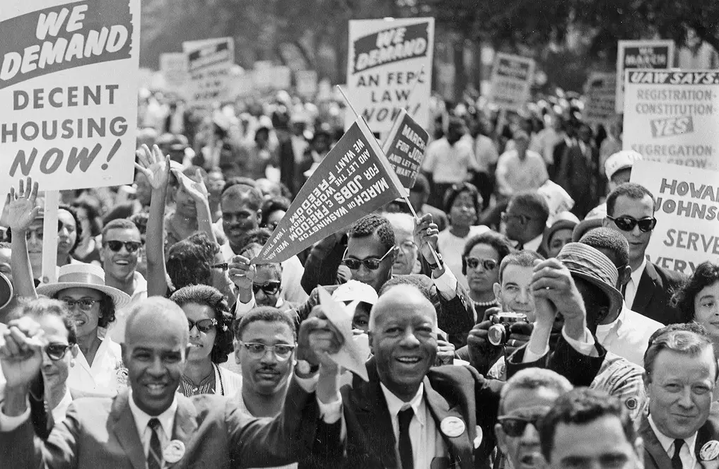 1963 మార్చిలో వాషింగ్టన్లో నిరసనకారులతో పౌర హక్కుల నాయకులు నిలబడి ఉన్నారు