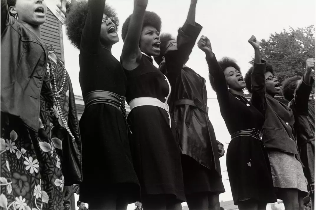 1968 में एक फ्री ह्यूई न्यूटन रैली में ली गई एक तस्वीर जिसमें छह में से पांच महिलाओं की पहचान की गई थी- डेलोरेस हेंडरसन, जॉयस ली, मैरी एन कार्लटन, जॉयस मीन्स और पाउला हिल- उन लोगों को वसीयतनामा प्रदान करती हैं जिन्होंने ब्लैक पैंथर पार्टी के दैनिक कार्यों को साकार किया।