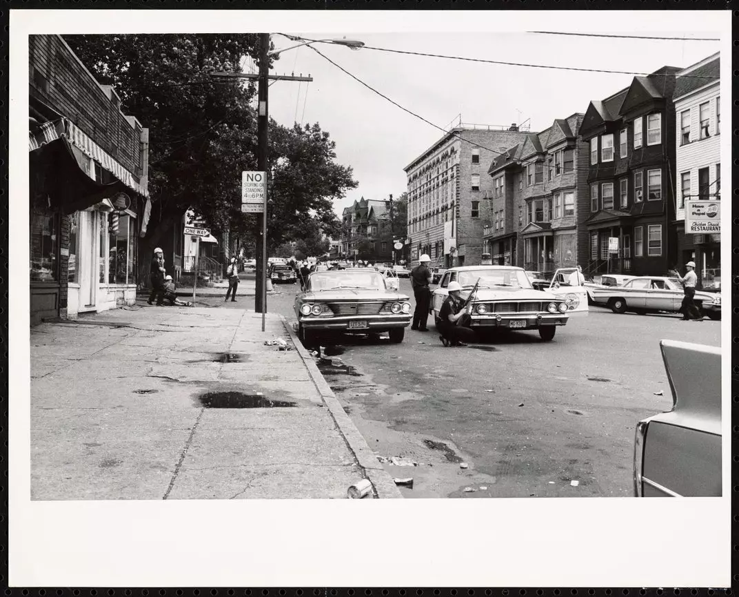 D'Police patrouilléiert d'Stroosse wärend den 1967 Newark Riots