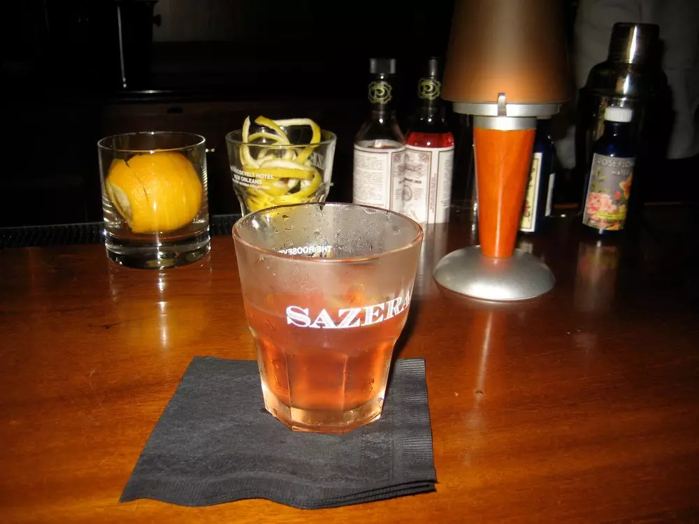 Koktejl Sazerac v bare Sazerac
