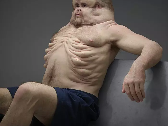 Scultura terrificante raffigura un essere umano evoluto per sopravvivere a un incidente d'auto 28734_3