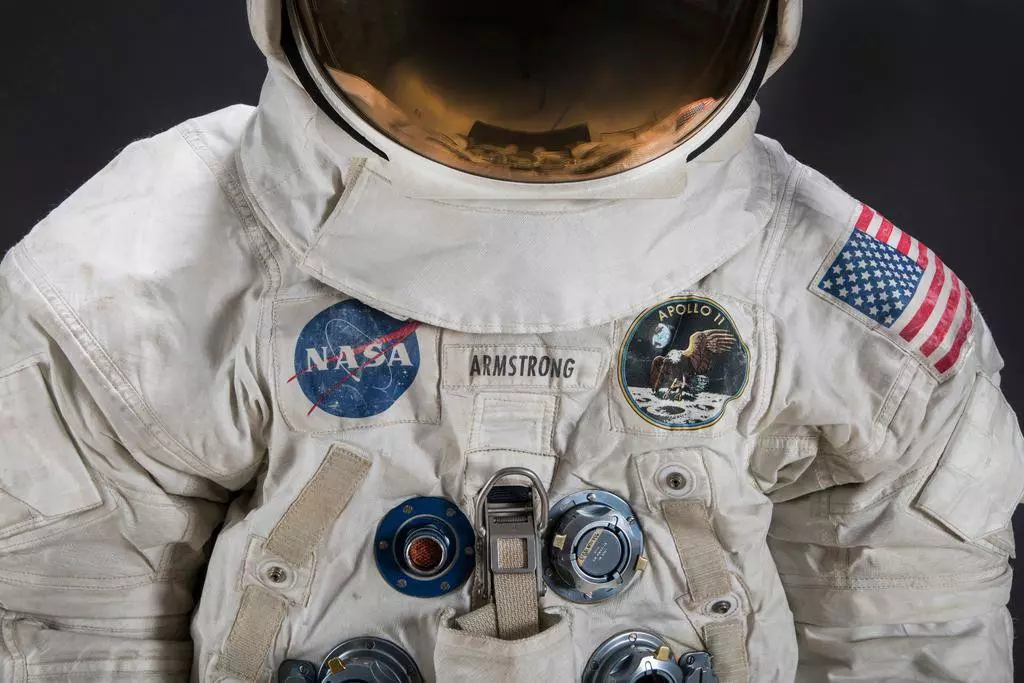 Në festimin e 50 vjetorit nga zbarkimi në Hënë, kostumi hapësinor i Neil Armstrong do të kthehet në pamje publike 28759_2