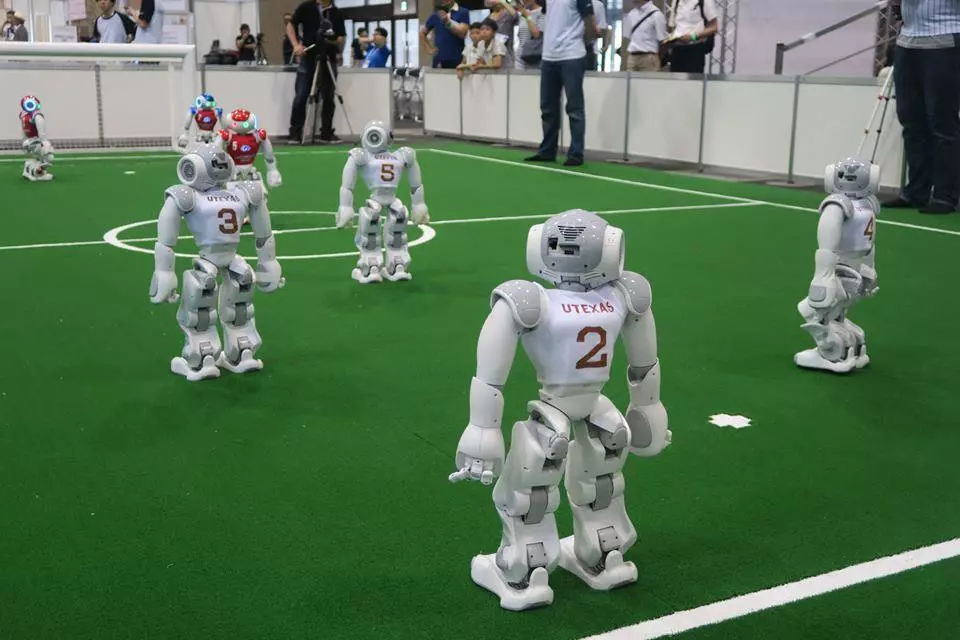 Kāpēc ir svarīgi smieklīgi, krītoši, futbolu spēlējoši roboti