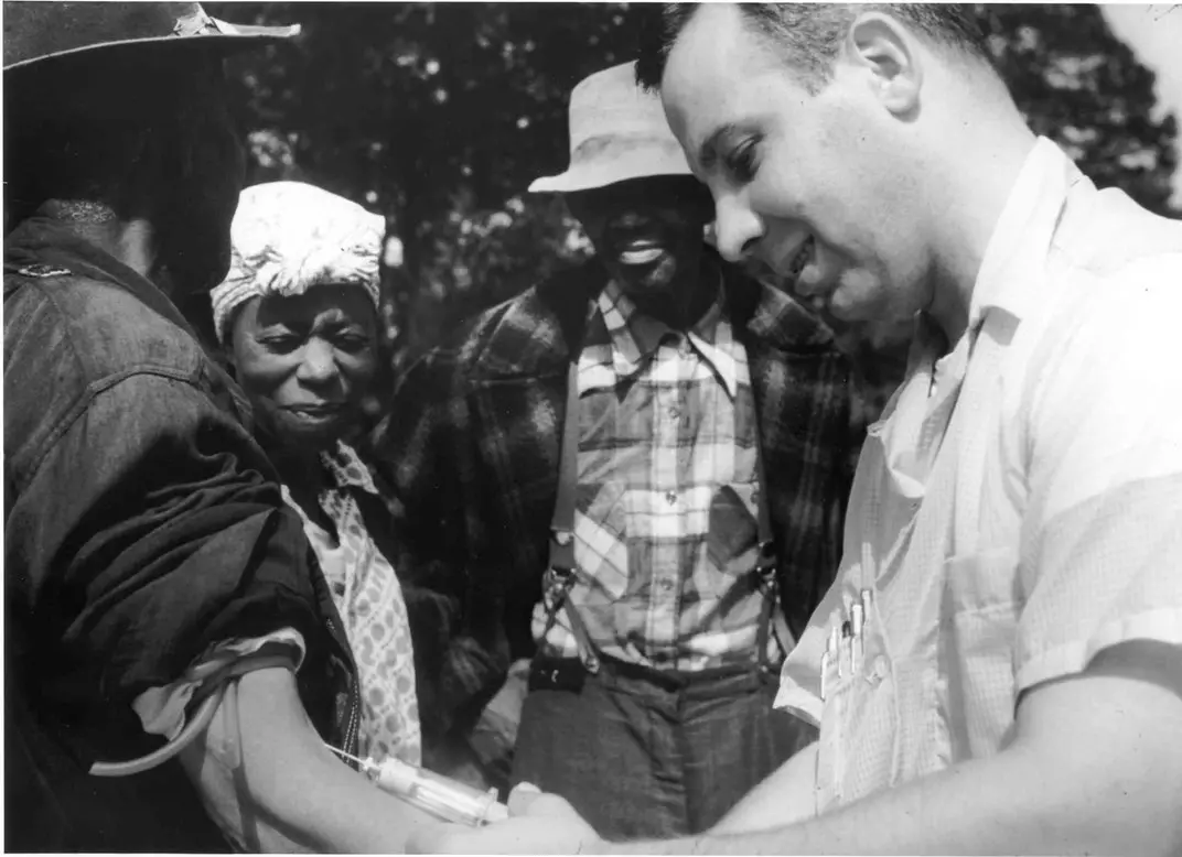 Pacienti Tuskegee duke marrë gjakun e tij në mesin e shekullit të 20-të