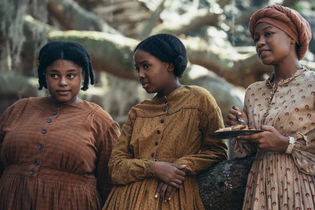 Mbedu đóng vai Cora (giữa). Zsane Jhe, trái và Aubriana Davis, phải, miêu tả những phụ nữ khác bị bắt làm nô lệ trong đồn điền Randall.