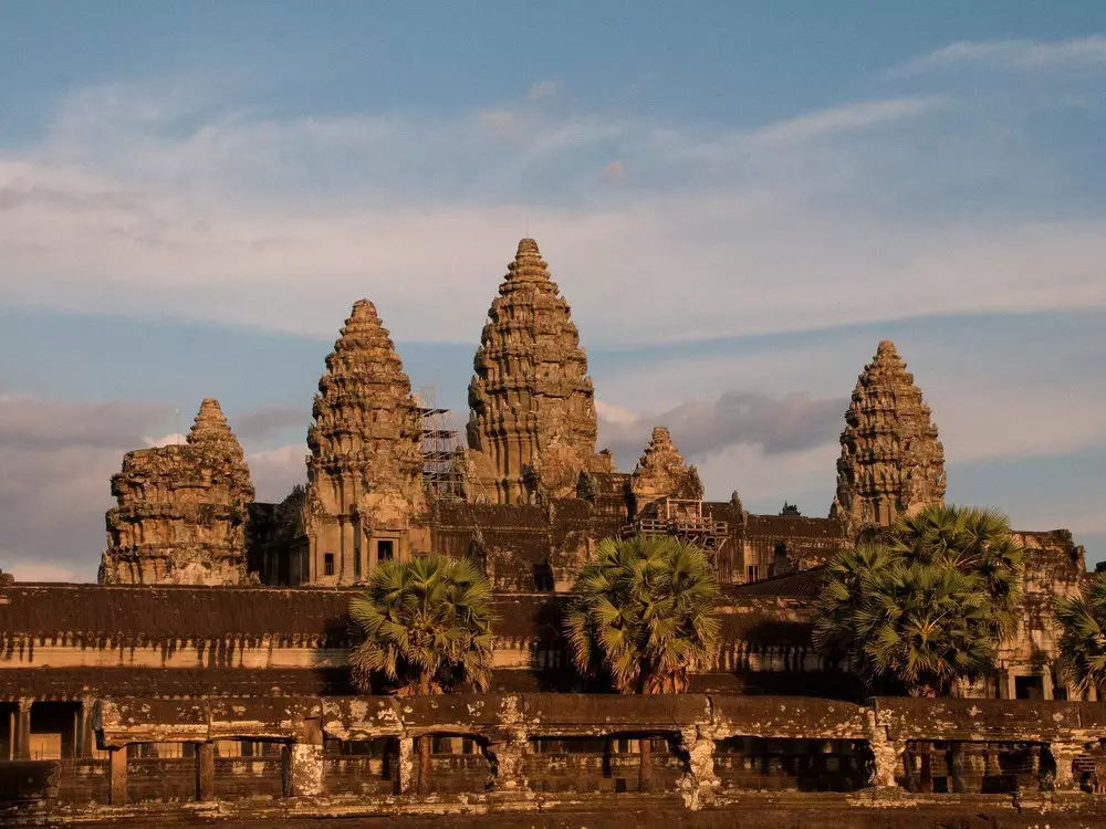 Veduta ta' Angkor Wat fi nżul ix-xemx