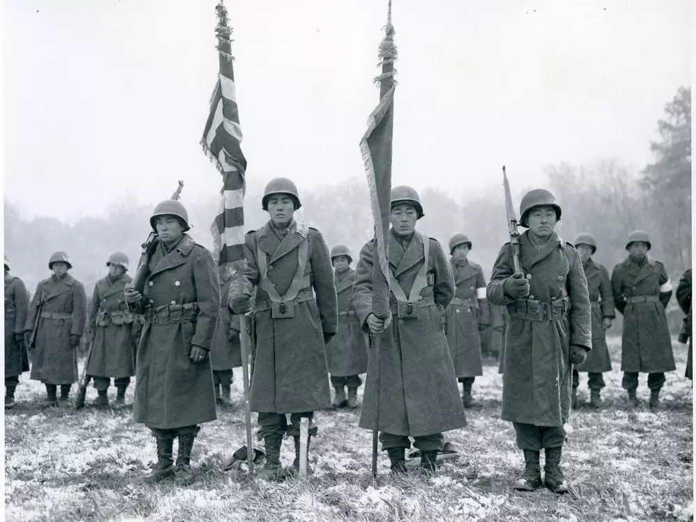 Nakahanda na ang mga nakaligtas na nakaligtas sa Lost Battalion rescue stand para sa pagsusuri ni General Dahlquist