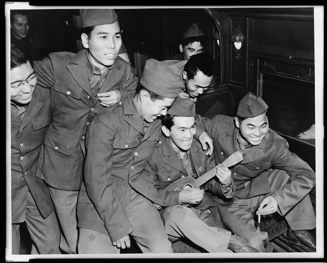 Ndị agha Nisei nọ n'ụgbọ okporo ígwè na-aga Camp Shelby