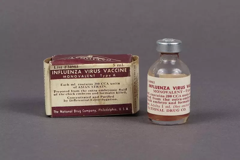 Fläschchen und Verpackung für den H2N2-Impfstoff von 1957