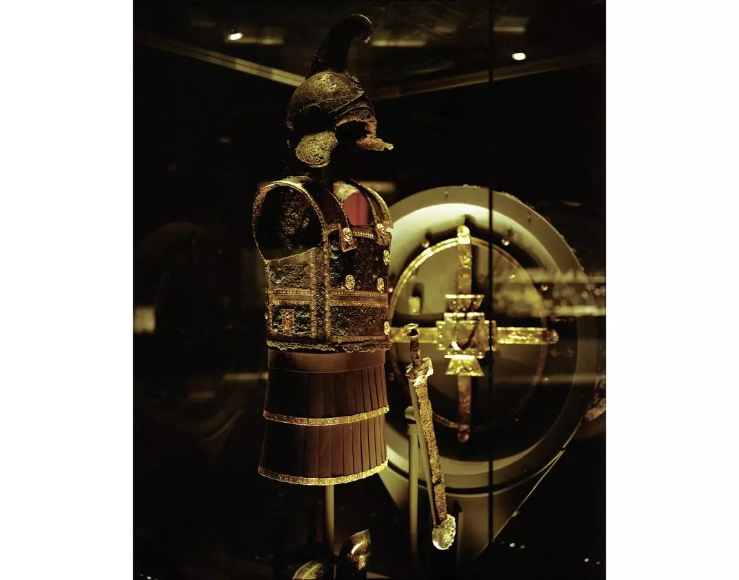 菲利普令人驚嘆的鐵金骨架是古希臘最完整、保存最完好的鎧甲。防彈衣會小心翼翼地安裝在他的身體上。