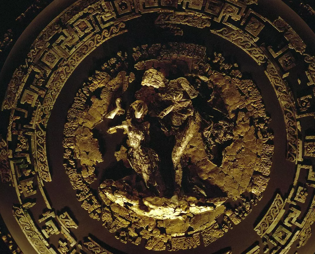 Филипп II патшаның алтын-фил сөягеннән торган сугыш калканы турында деталь.