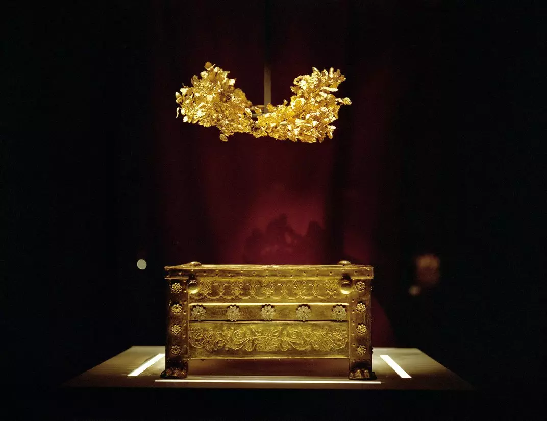 Tresors a la tomba de Felip: un larnax daurat que contenia les seves cendres i la seva corona, parcialment fosa a la pira.