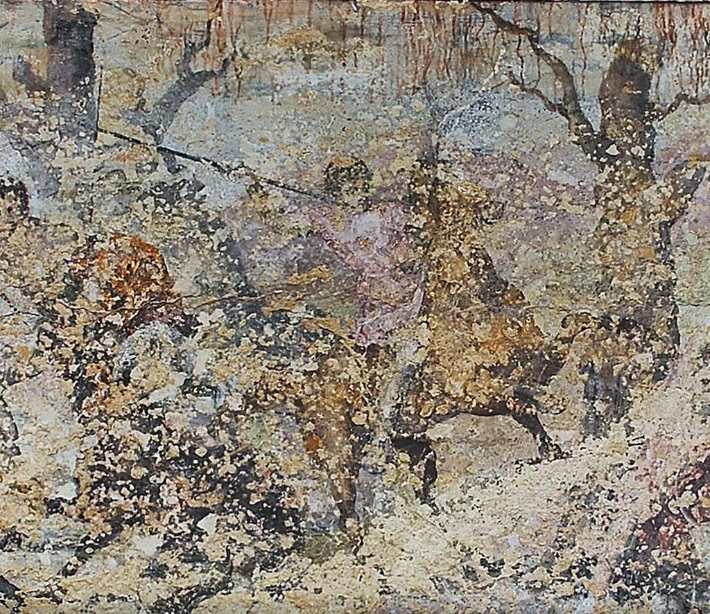 Philipin haudan julkisivussa on makedonialaisia aatelisia metsästämässä kuvaava friisi, jossa on harvinainen muotokuva nuoresta Aleksanterista, joka on maalattu hänen elinaikanaan hevosen selässä purppuraiseen kitiniin pukeutuneena.