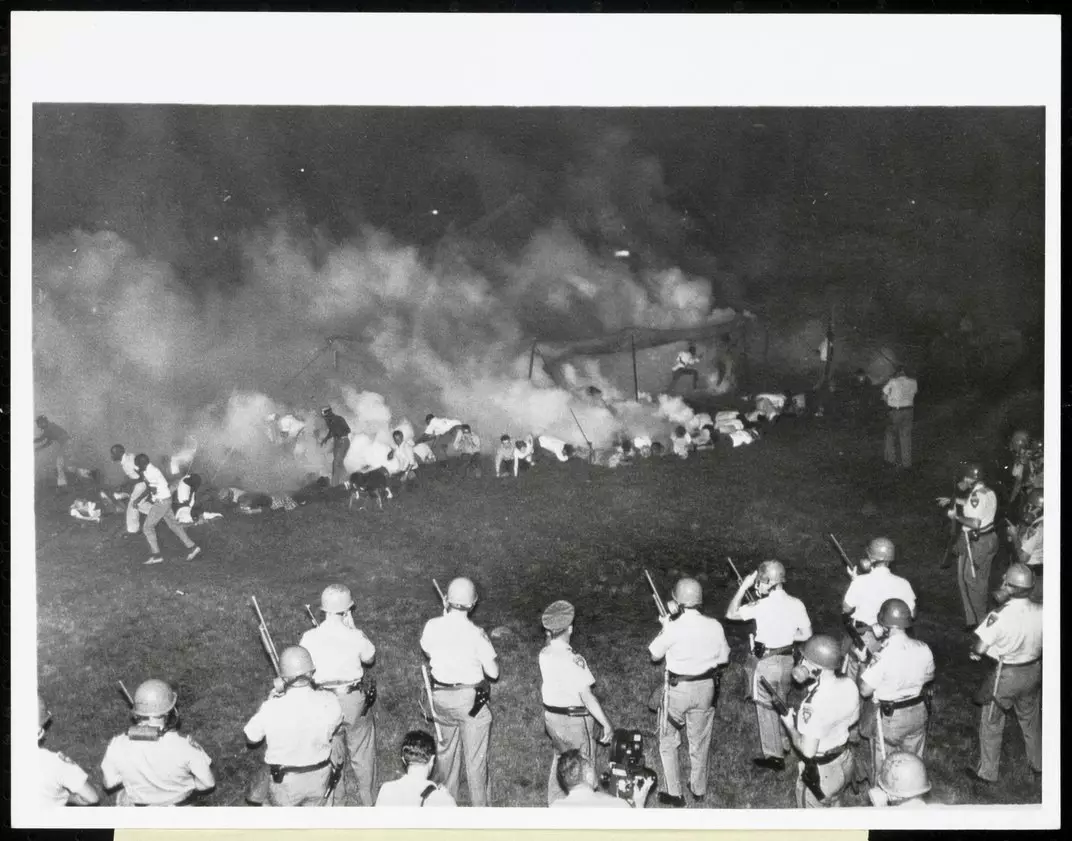 Polícia dispersa manifestantes com gás lacrimogêneo