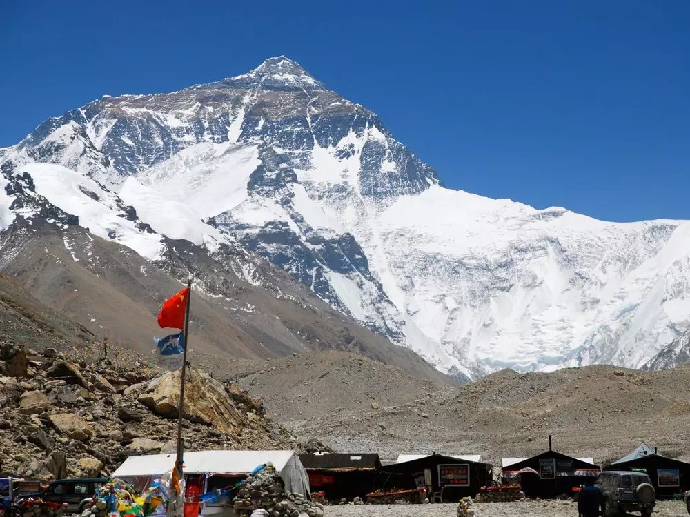 Ein Foto des Basislagers des Mount Everest mit dem Mount Everest im Hintergrund