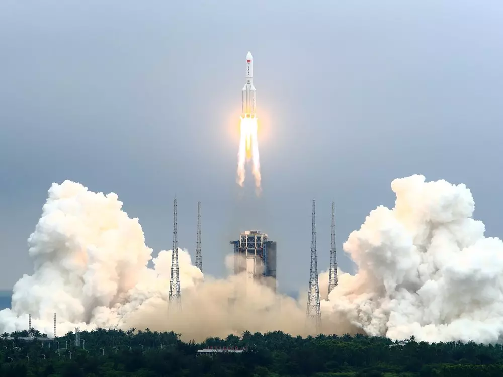 Usa ka litrato sa unang module sa Chinese Space Station nga mibuto sa usa ka rocket ngadto sa kawanangan.