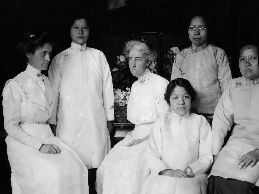 Tien Fuh Wu (berdiri di belakang, di sebelah kiri) dan Donaldina Cameron (duduk, tengah) dengan sekelompok wanita yang mungkin pernah menjadi staf Rumah Misi. _ Atas perkenan Louis B. Stellman, Perpustakaan Negara Bagian California..png