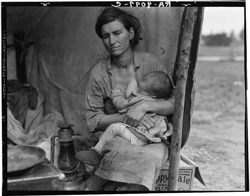Dorothea Lange, familia de traballadoras agrícolas migrantes. Sete nenos con fame. Nai de trinta e dous anos. O pai é californiano nativo. Nipomo, California