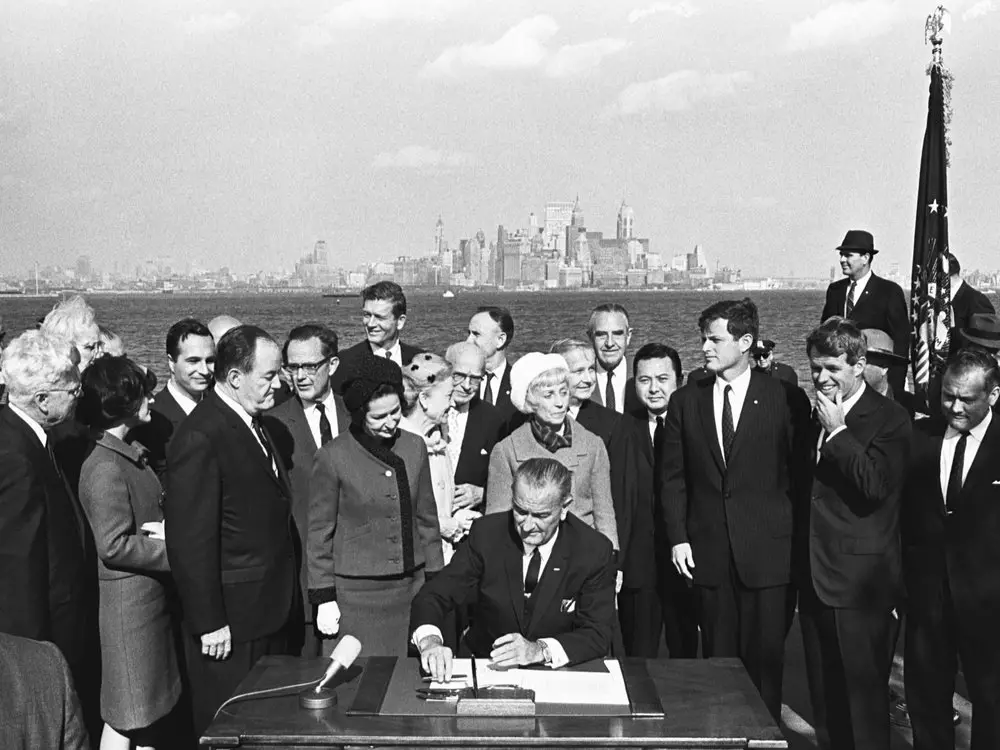 Prezidanto Lyndon B. Johnson subskribas la Immigration Bill de 1965 sur Liberty Island en New York Harbor.