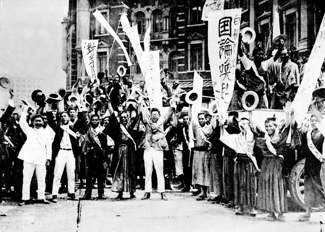 Manifestants japonesos protesten als carrers de Tòquio