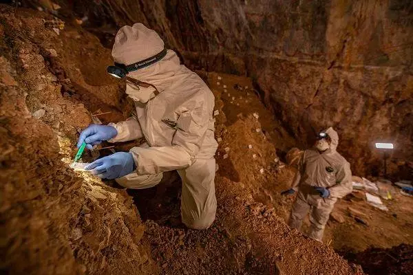 Μια φωτογραφία ερευνητών που συλλέγουν αρχαία δείγματα εδάφους από μια σπηλιά στο βόρειο Μεξικό