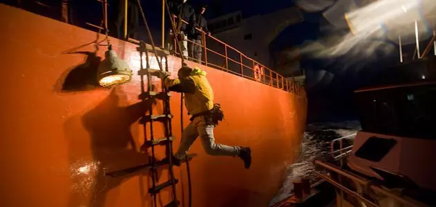 Bar pilotları gemilere rehberlik etmek için hayatlarını riske atıyor