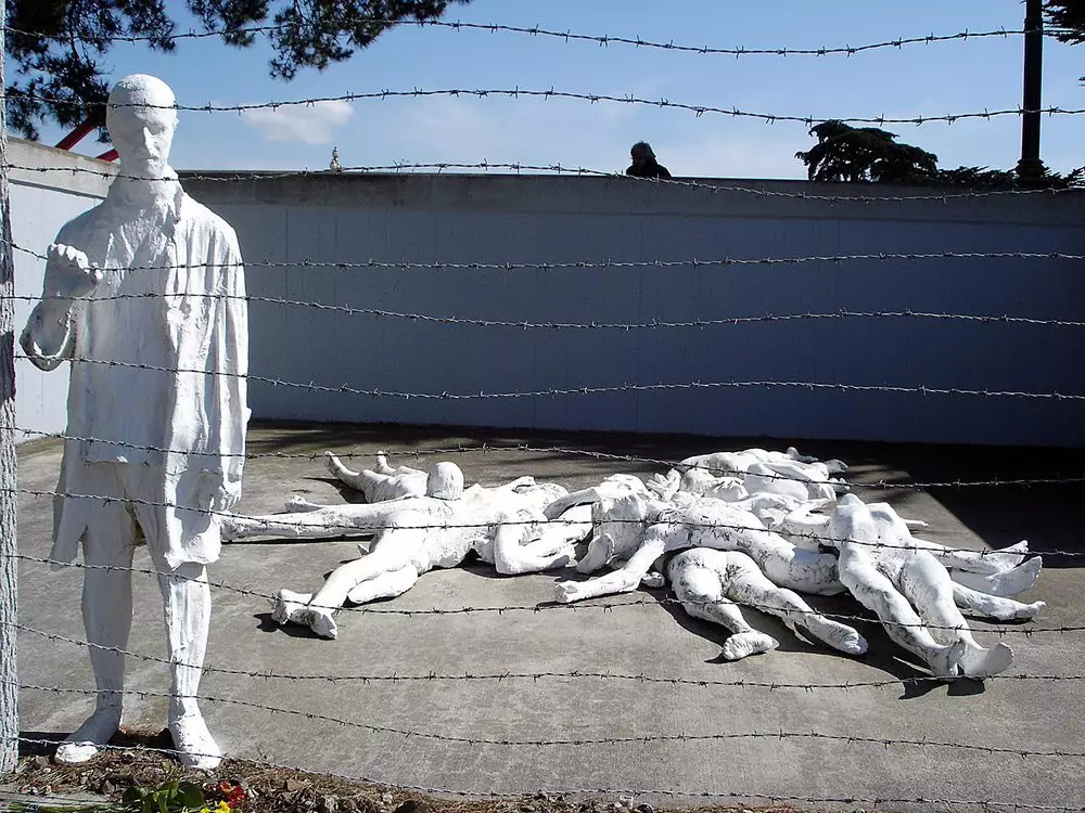 Hierdie Holocaust-herinnering-beeldhouwerk staan buite die Legion of Honor in San Francisco.