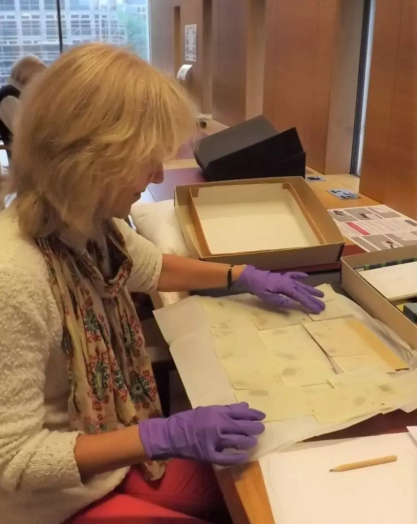 Joan Taylor preučuje fragmente zvitkov Mrtvega morja
