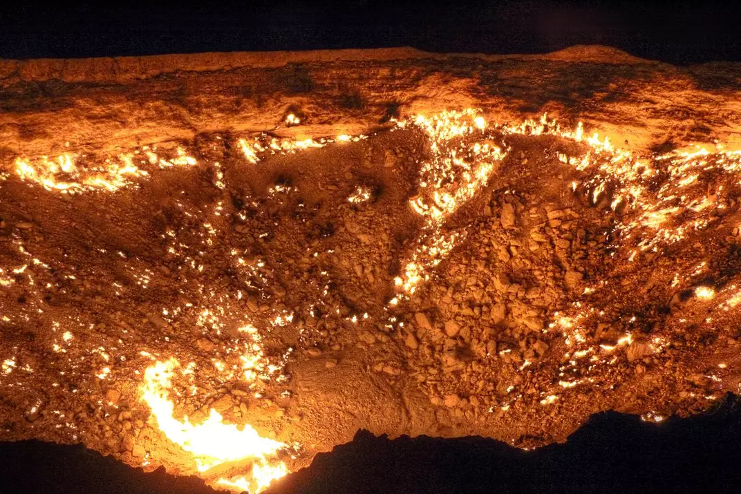 This Hellish Desert Pit Has Been On Fire for More Than 50 Years 30054_1