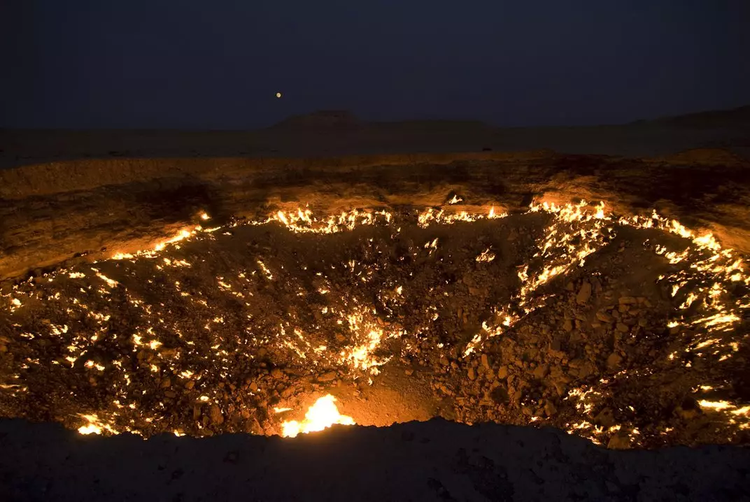 この地獄のような砂漠の穴は50年以上も燃え続けています 30054_11