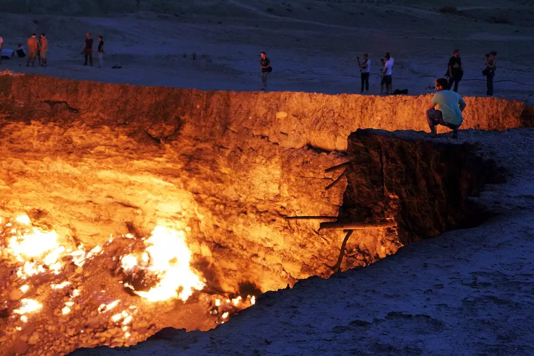 This Hellish Desert Pit Has Been On Fire for More Than 50 Years 30054_2