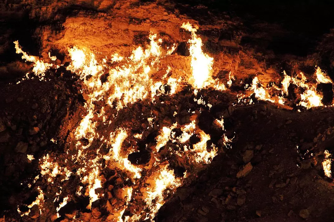 Questa fossa del deserto infernale è in fiamme da più di 50 anni 30054_5