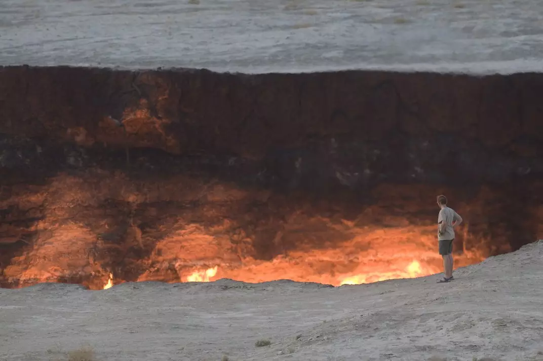 This Hellish Desert Pit Has Been On Fire for More Than 50 Years 30054_9