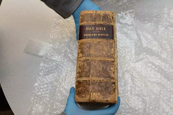 17e-ieuske Bibel stellen út Pittsburgh-bibleteek weromfûn yn Nederlân