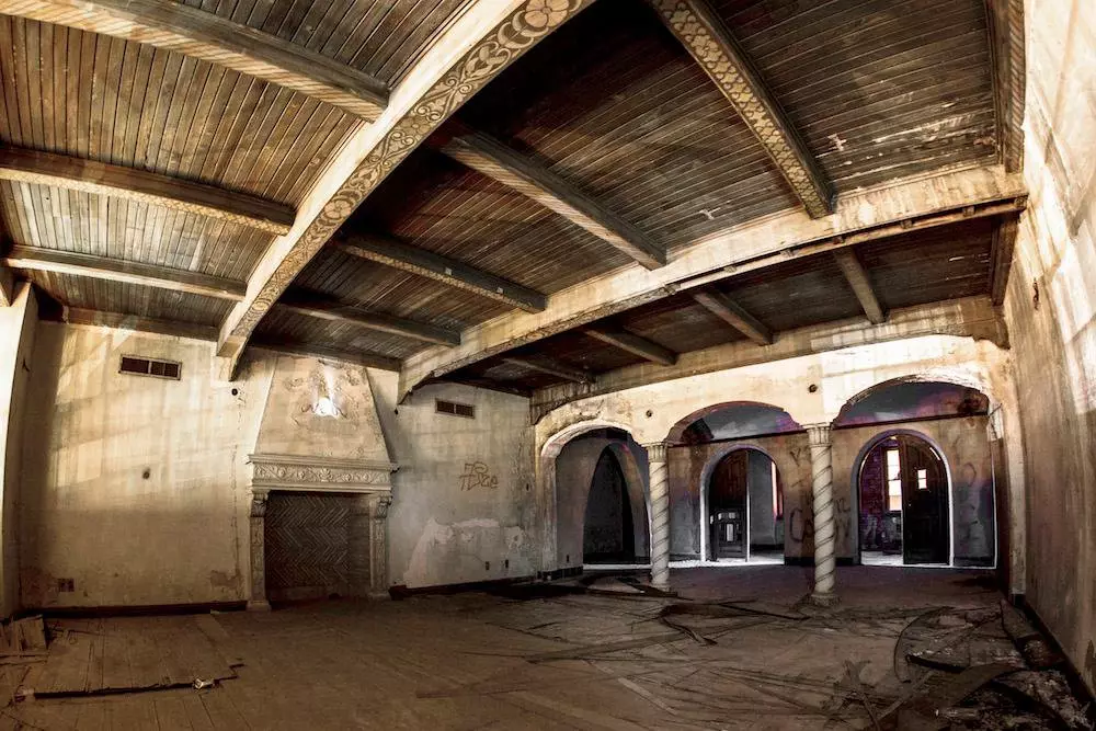 These Photographers Venture Into Derelict Buildings in Texas So That We Don't Have To 30292_13