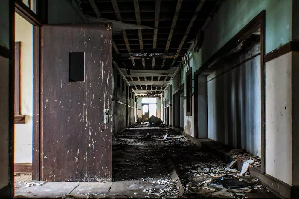 Fotografer Ini Menjelajahi Bangunan Terlantar di Texas Agar Kita Tidak Perlu 30292_18