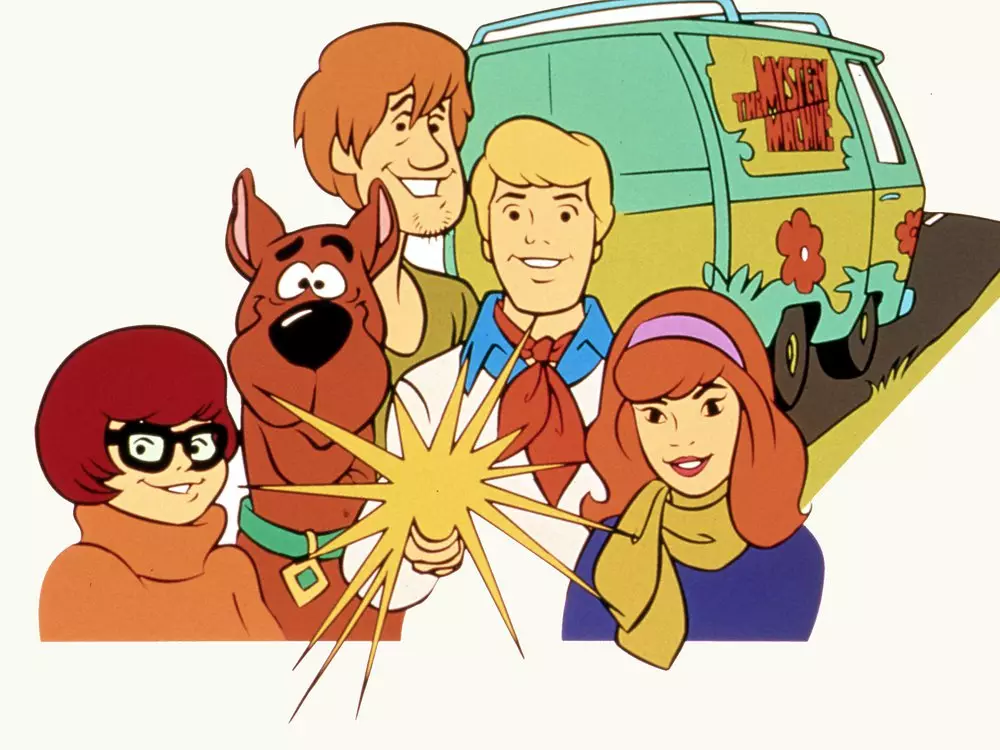 Scoobyn jengi Mystery Machinen edessä