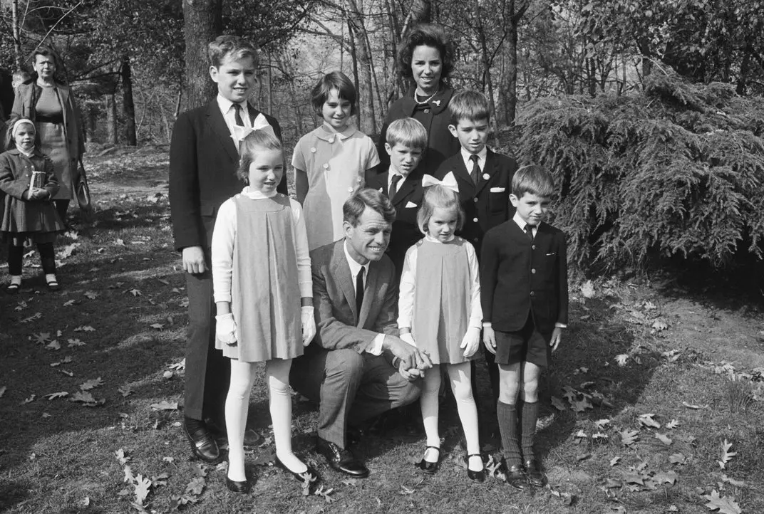 ασπρόμαυρη φωτογραφία του RFK, της συζύγου του και επτά παιδιών