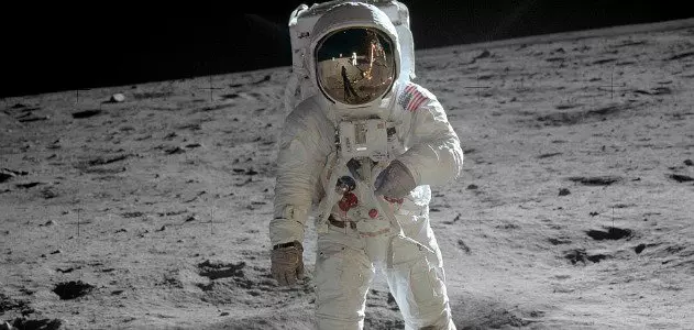 လပေါ်ရှိ Edwin “Buzz” Aldrin