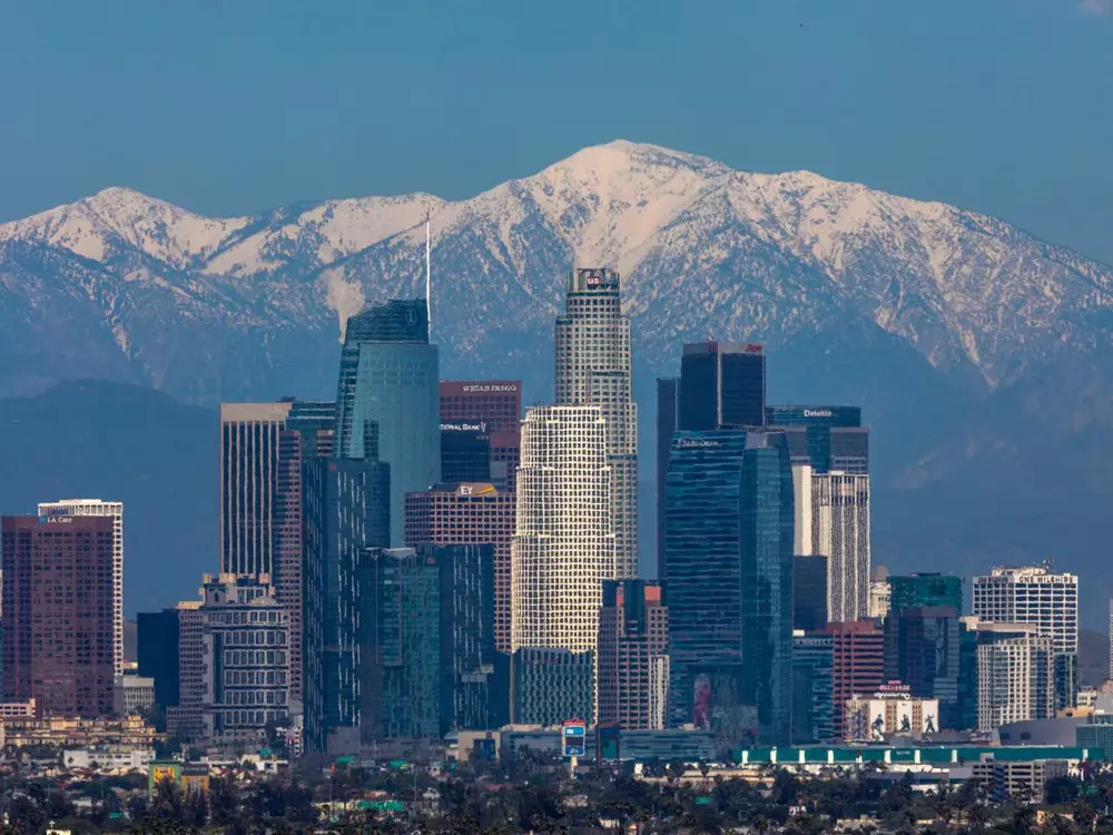 Pengurangan trafik di Los Angeles mendedahkan pemandangan jelas Pergunungan San Gabriel di luar pusat bandar.