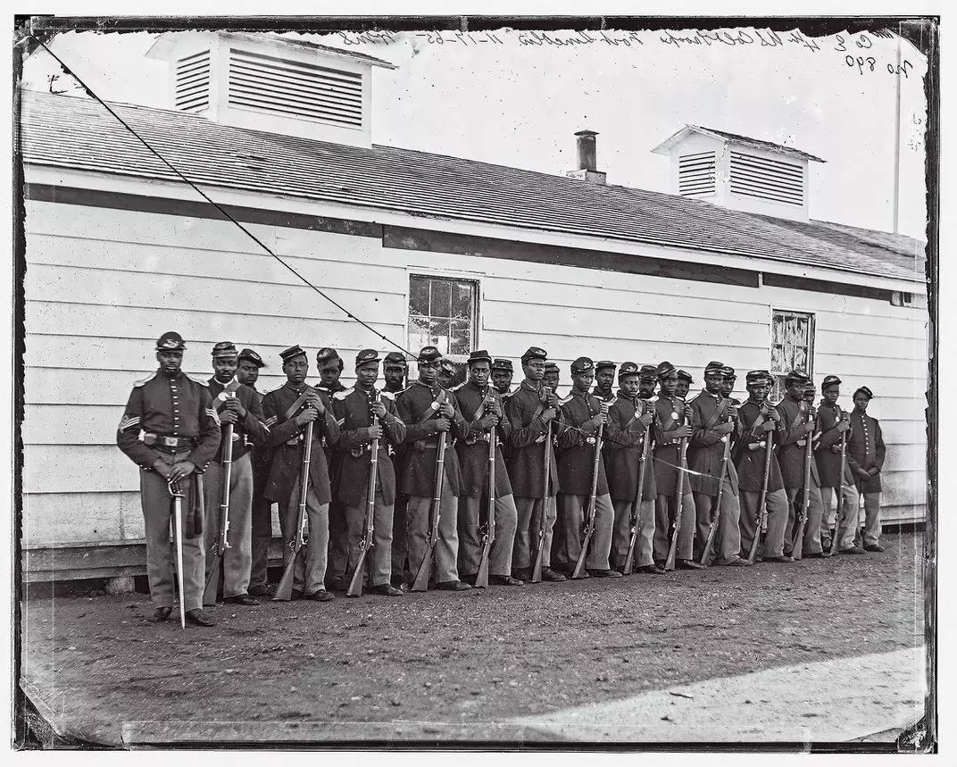 Soldaten staan voor een portret tijdens de burgeroorlog.