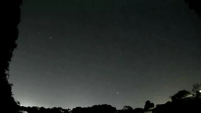 Un gif de un meteorito explotando sobre el cielo nocturno de Florida