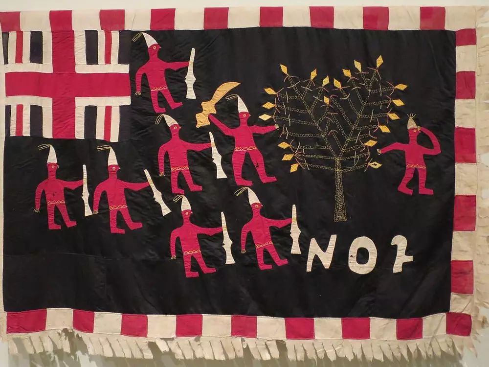 Asafo Flag, No. 2 Company; búin til af Akwa Osei, Gana, Fante fólki; c. 1900, Bómull og rayon, útsaumur og appliqué