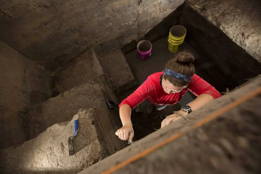 Archeoložka Caitlin Rankin provádí vykopávky v Cahokia